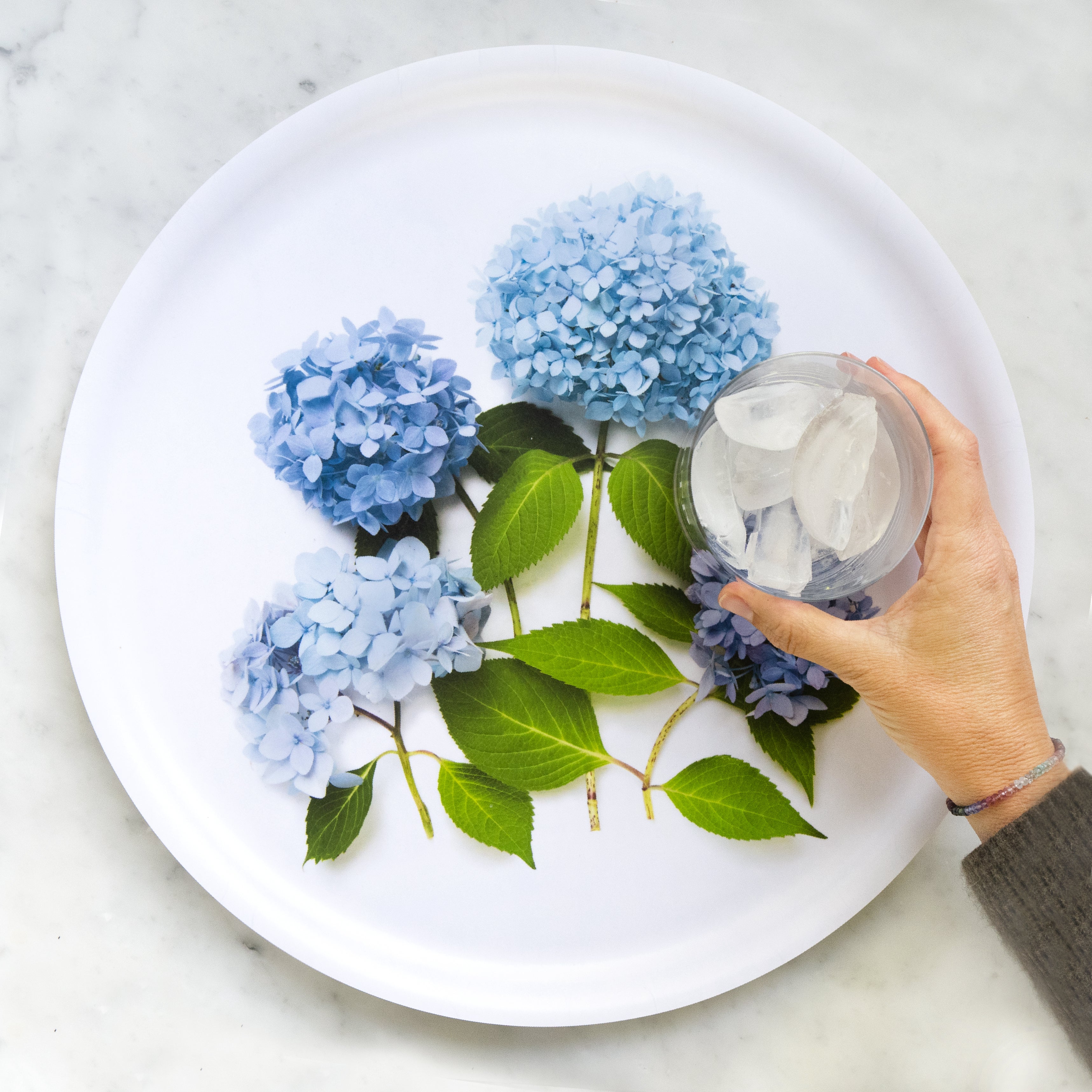 Round Tray - Blue hydrangea – BottleBranch